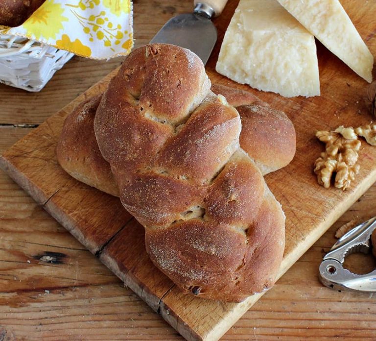 La ricetta della treccia di pane da fare in casa, passo dopo passo